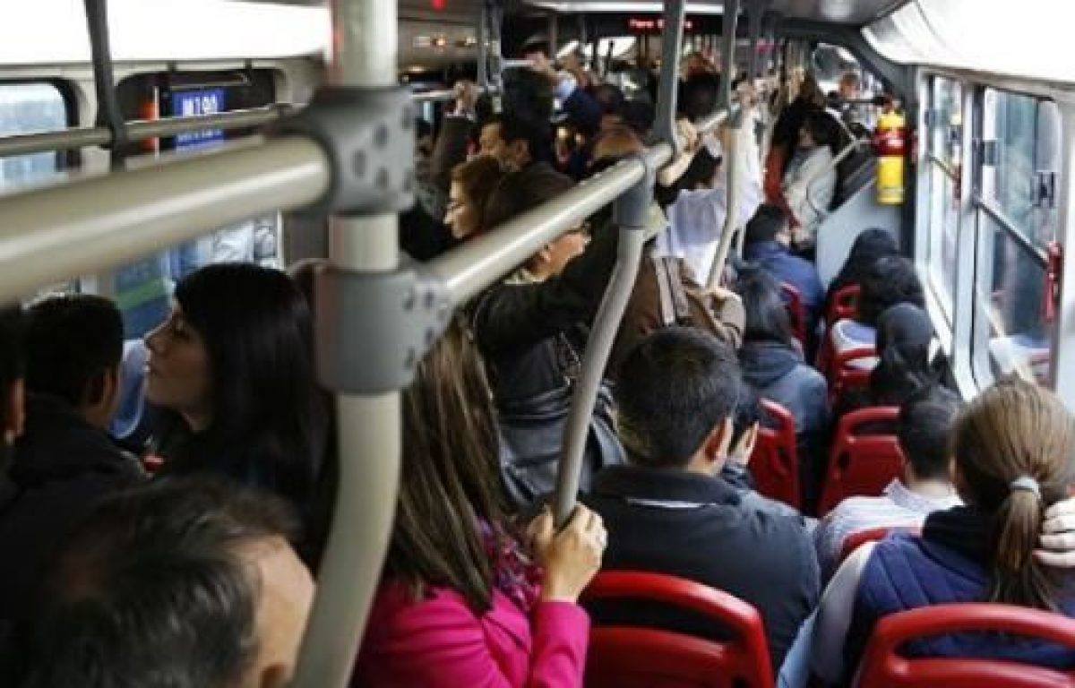 ¿Es normal o no el manoseo en TransMilenio?