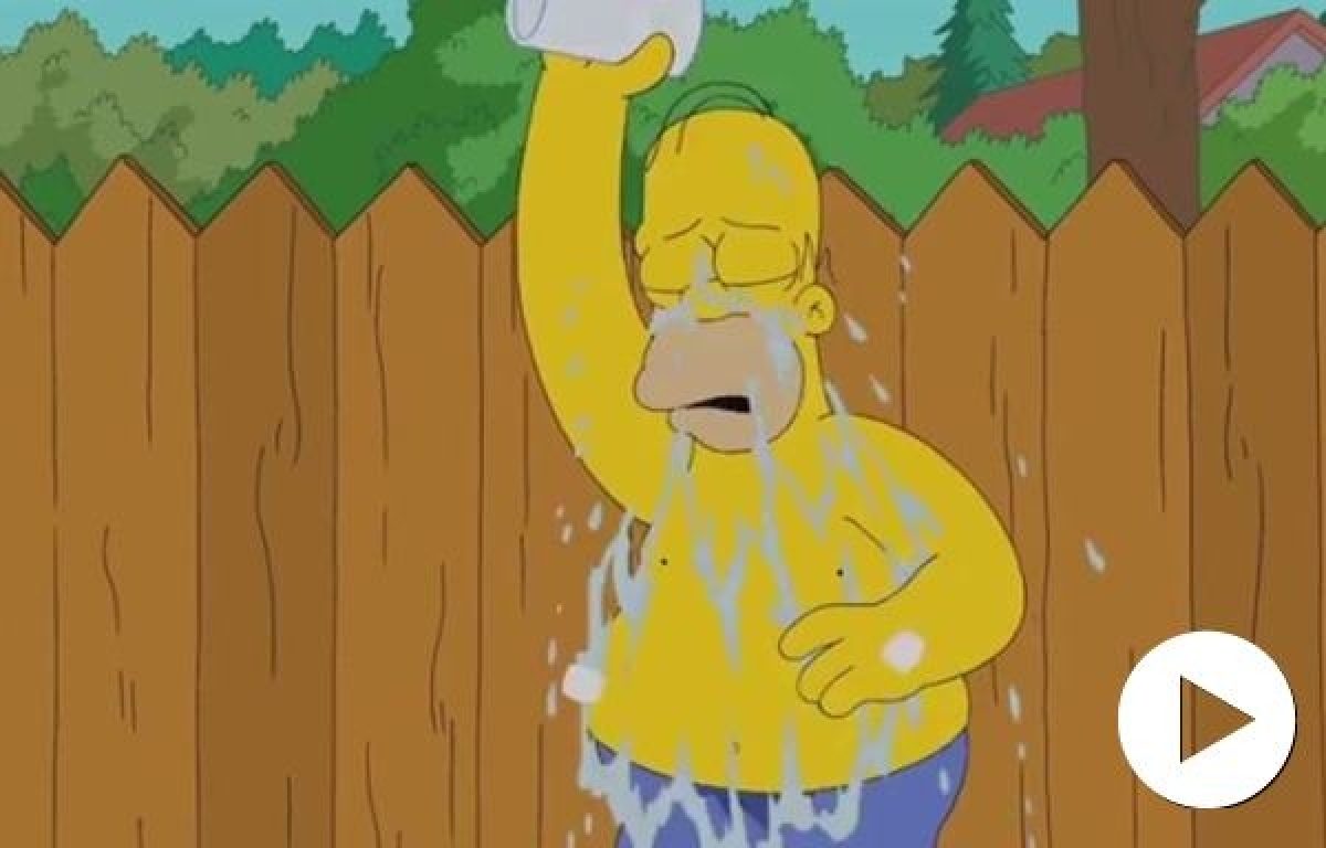 Homero Simpson hace el reto de la cubeta de hielo