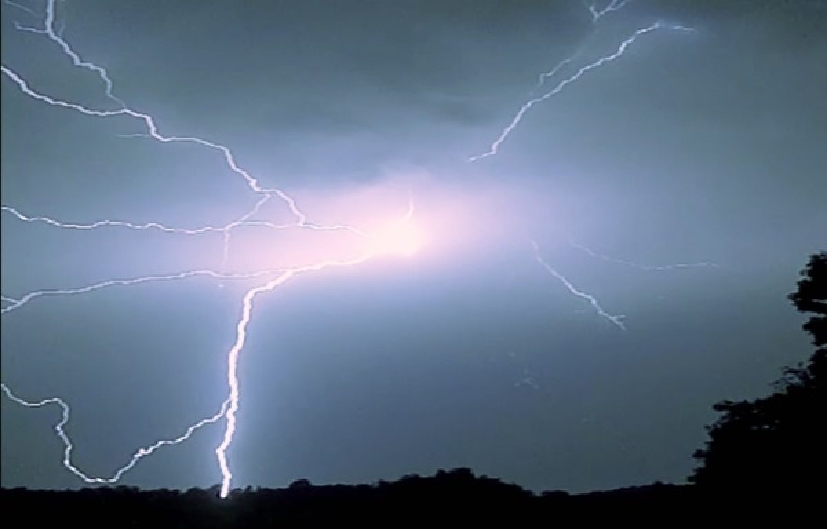 Así es la poderosa caída de un rayo