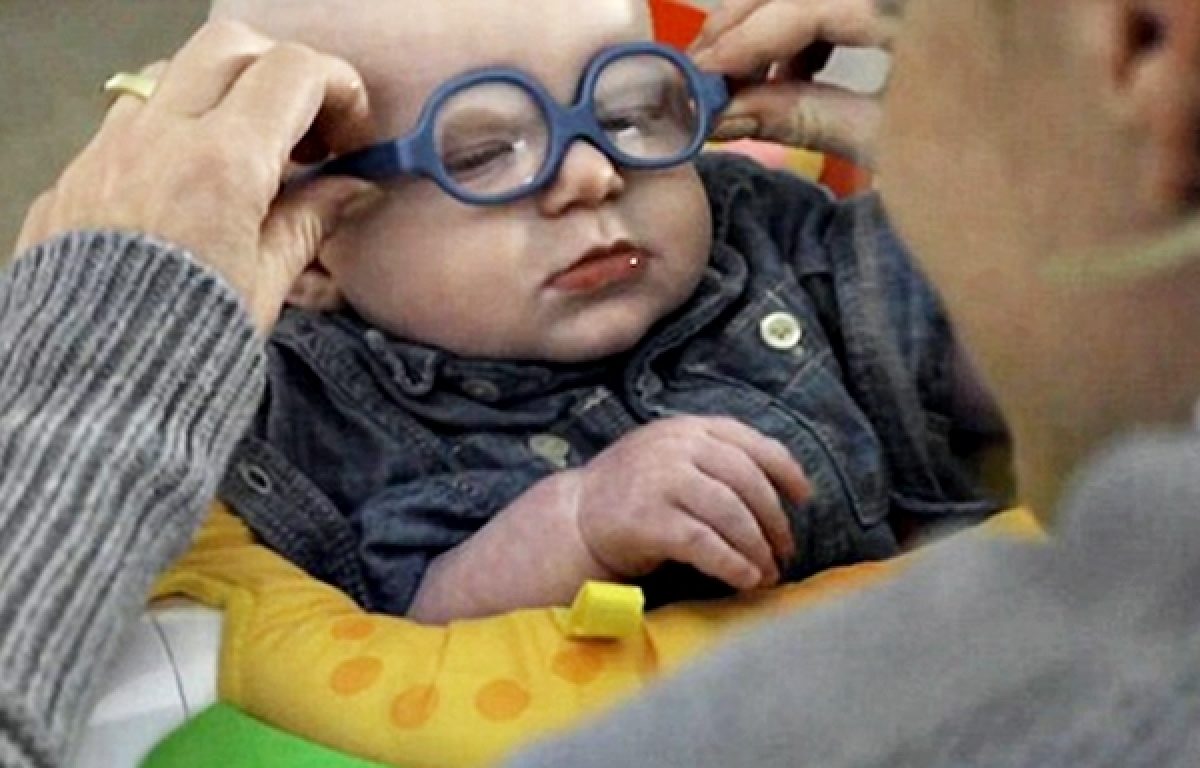 ¡Emotivo! Bebé ve la sonrisa de su mami por primera vez