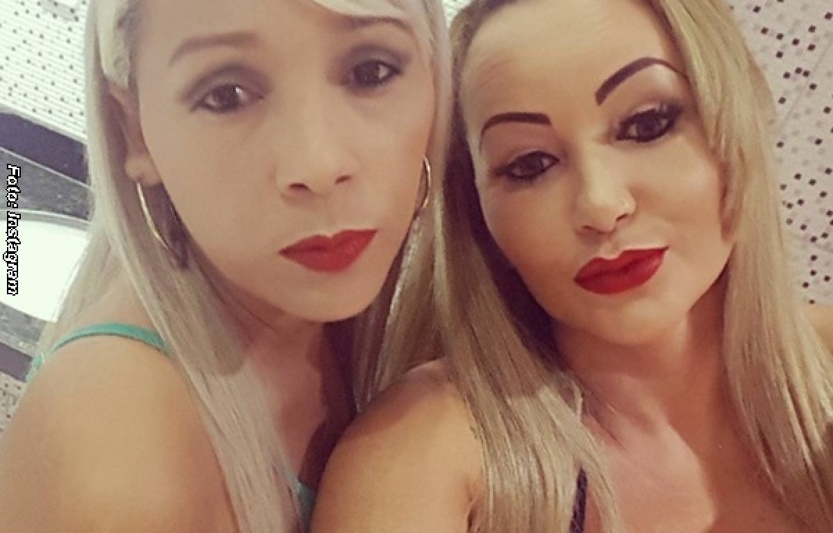 Madre E Hija Compiten Por La Mejor Cola