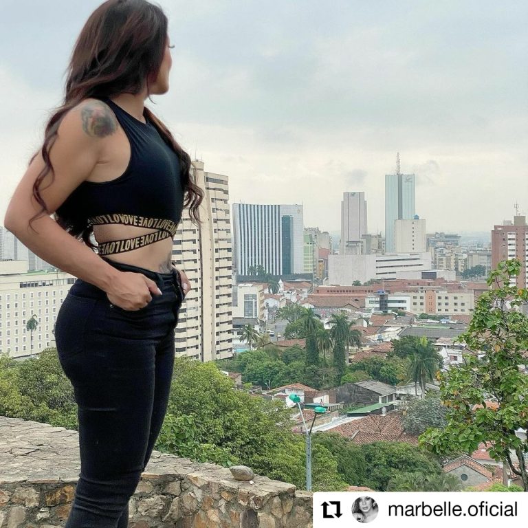 Con ombliguera, Marbelle presume su voluptuosa figura