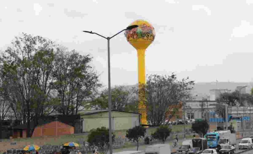 Esta es la historia detrás de la bola amarilla gigante que hay en ...