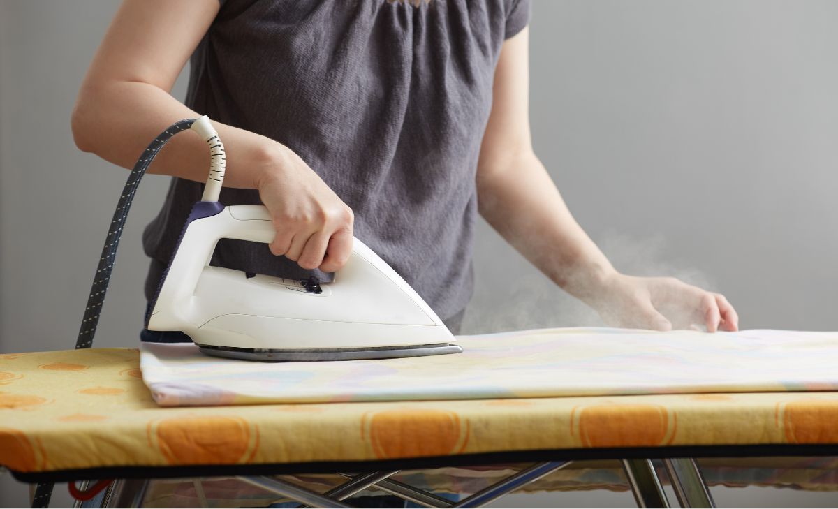 Esta es la hora en la que NO se debe planchar ropa