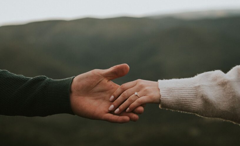 ¿Qué significa que un hombre te rasque la palma de la mano?