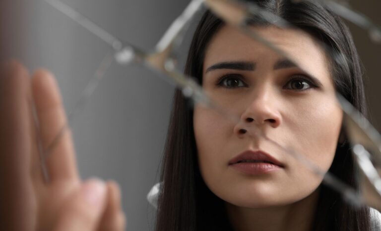 ¿Qué significado positivo tiene romper un espejo?