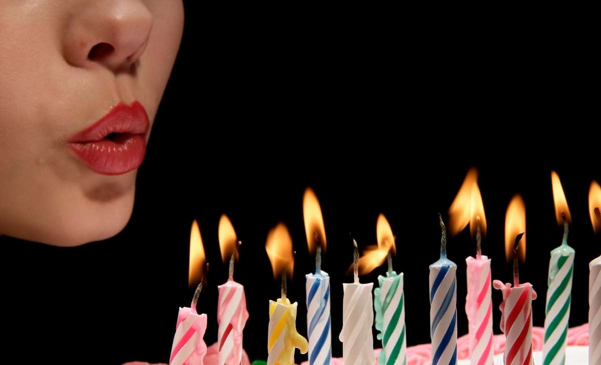 Por qué no se deben soplar las velas para apagarlas