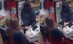 Cajera evita robo mostrando sus atributos: Video viral en redes sociales