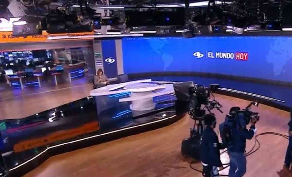 Presentador de Noticias Caracol interrumpió transmisión en vivo